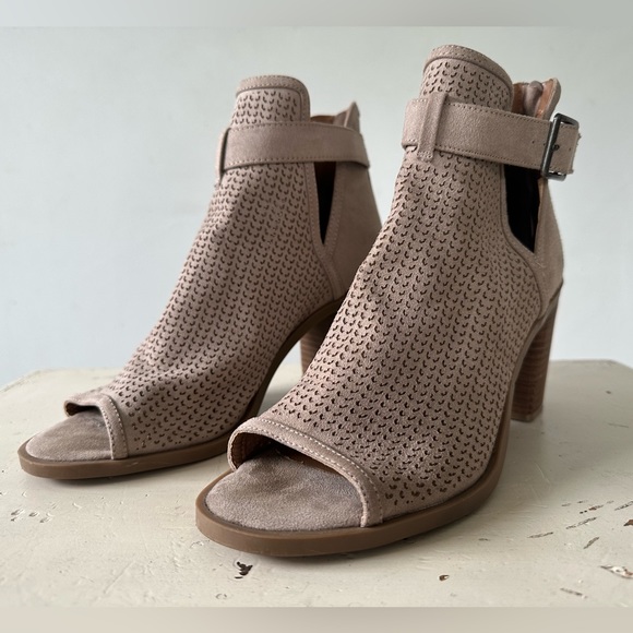 Universal Thread | Shoes | Universal Thread Hannah Heel Sandal Womens ...